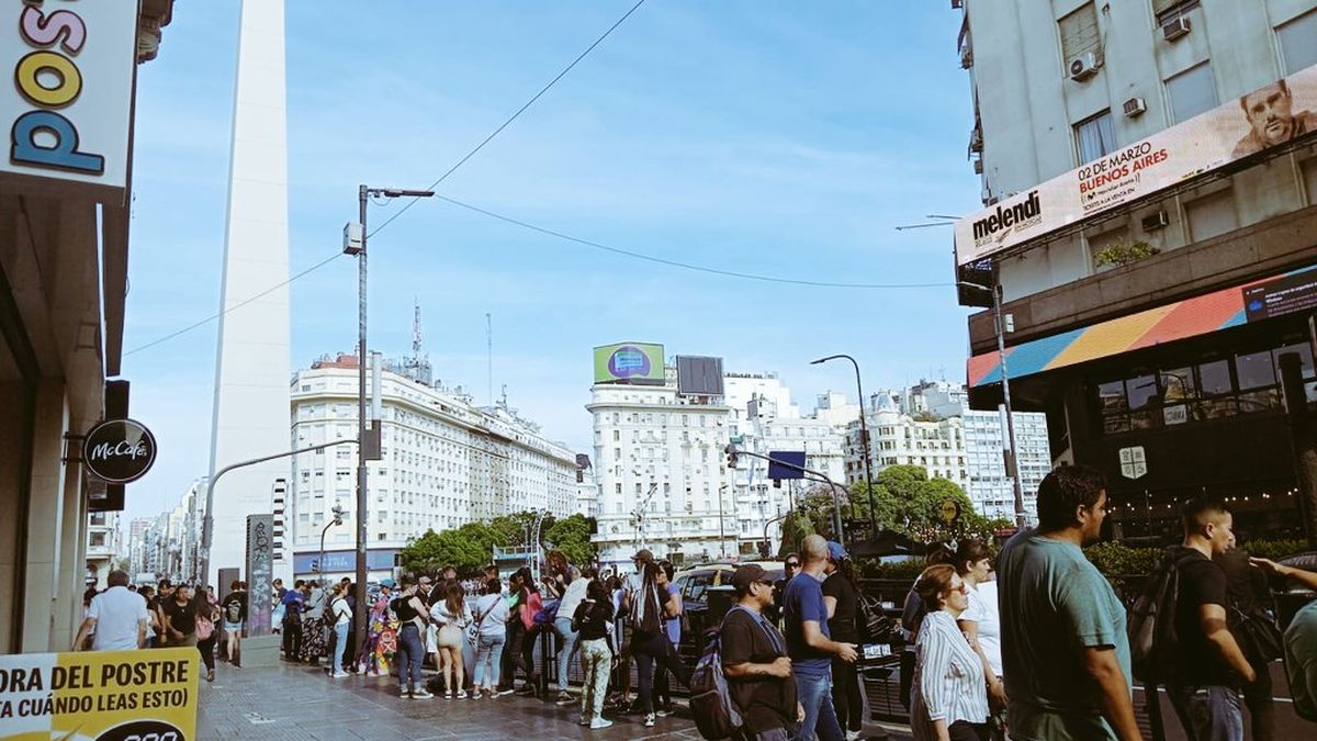 Más de 20 cuadras de manifestantes en la fila del hambre