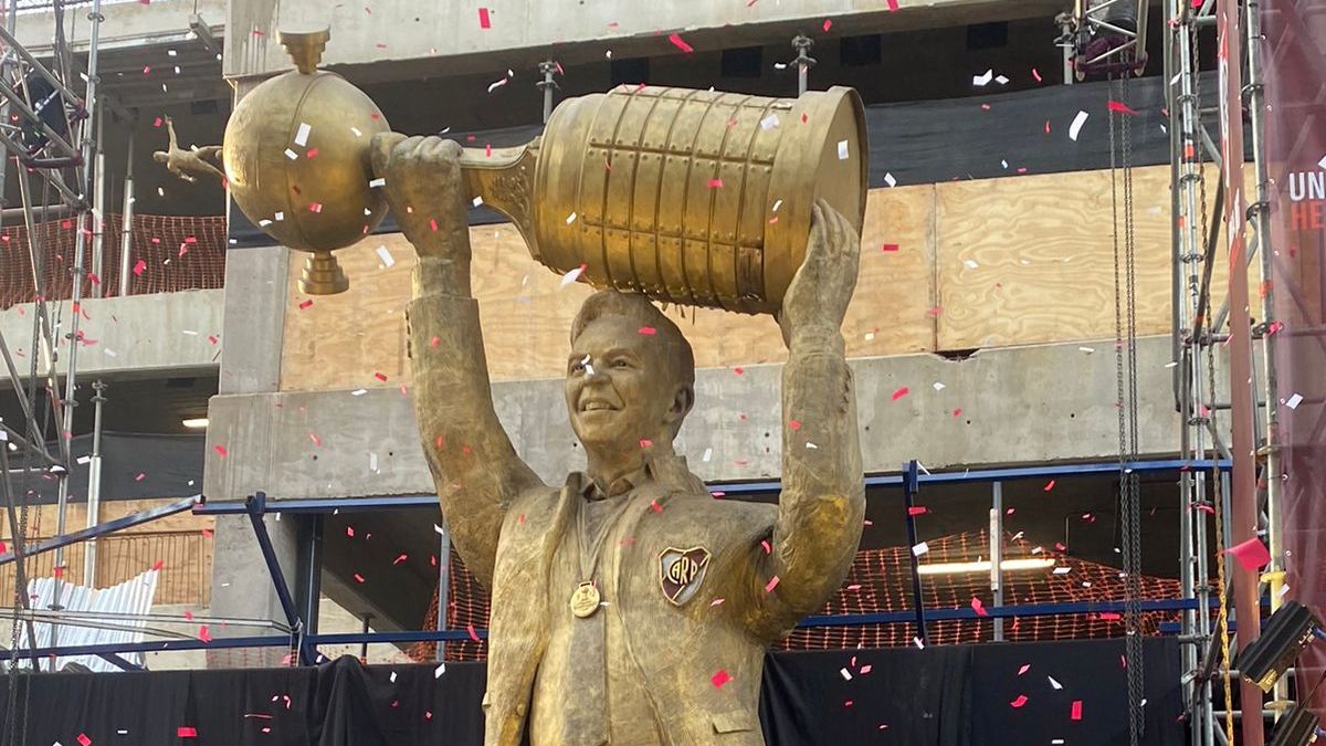 Estatua de Gallardo: revelaron el motivo del tamaño de la entrepierna